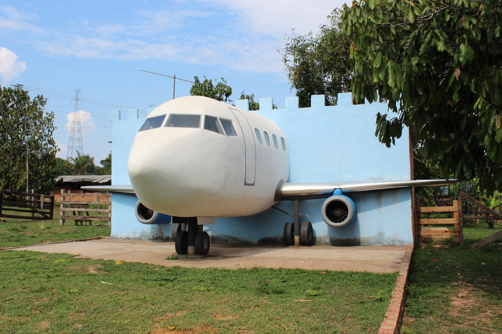 Após investir R$ 20 mil, idoso se muda para dentro de casa-avião em RO ...