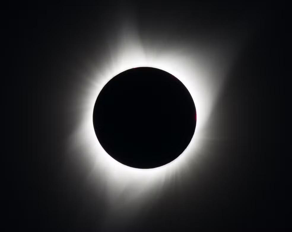 Lua se posiciona entre o Sol e a Terra nesta segunda-feira, mas eclipse ...